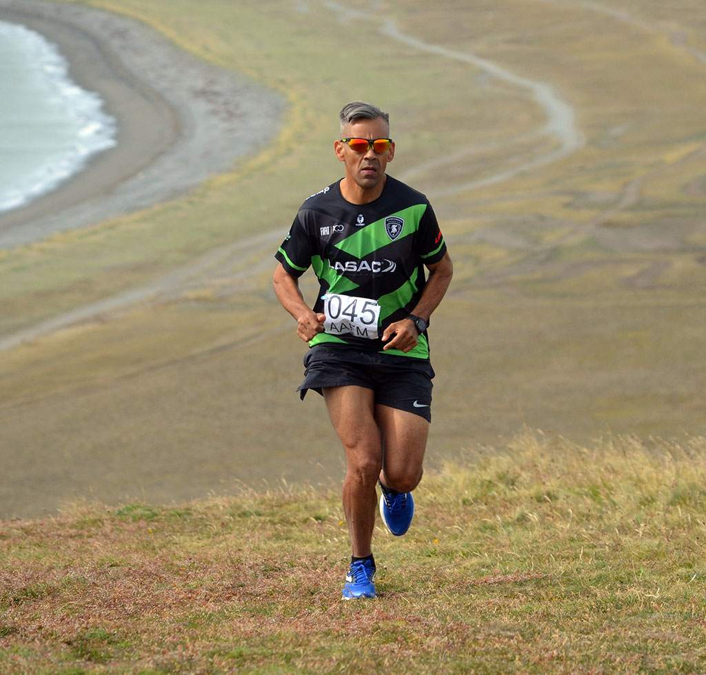 Mario Martínez y Soledad Pacheco, en la Carrera Vertical - Diario El Sureño