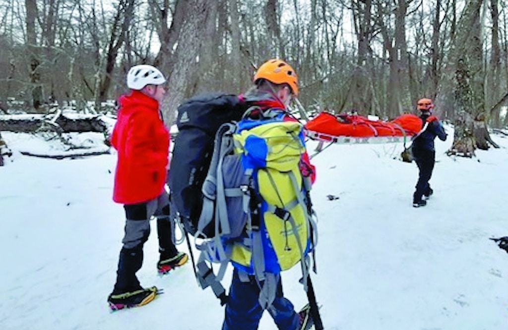 Rescate de una mujer lesionada - Diario El Sureño