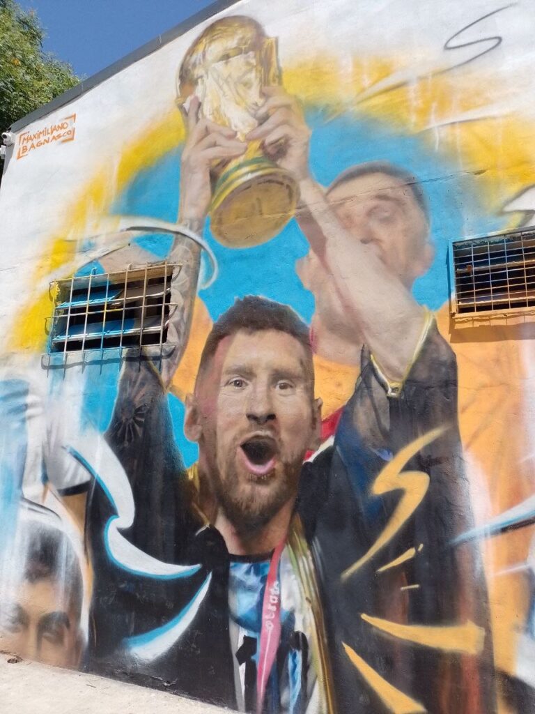 Los secretos del primer mural de Lionel Messi con la copa del mundo ...