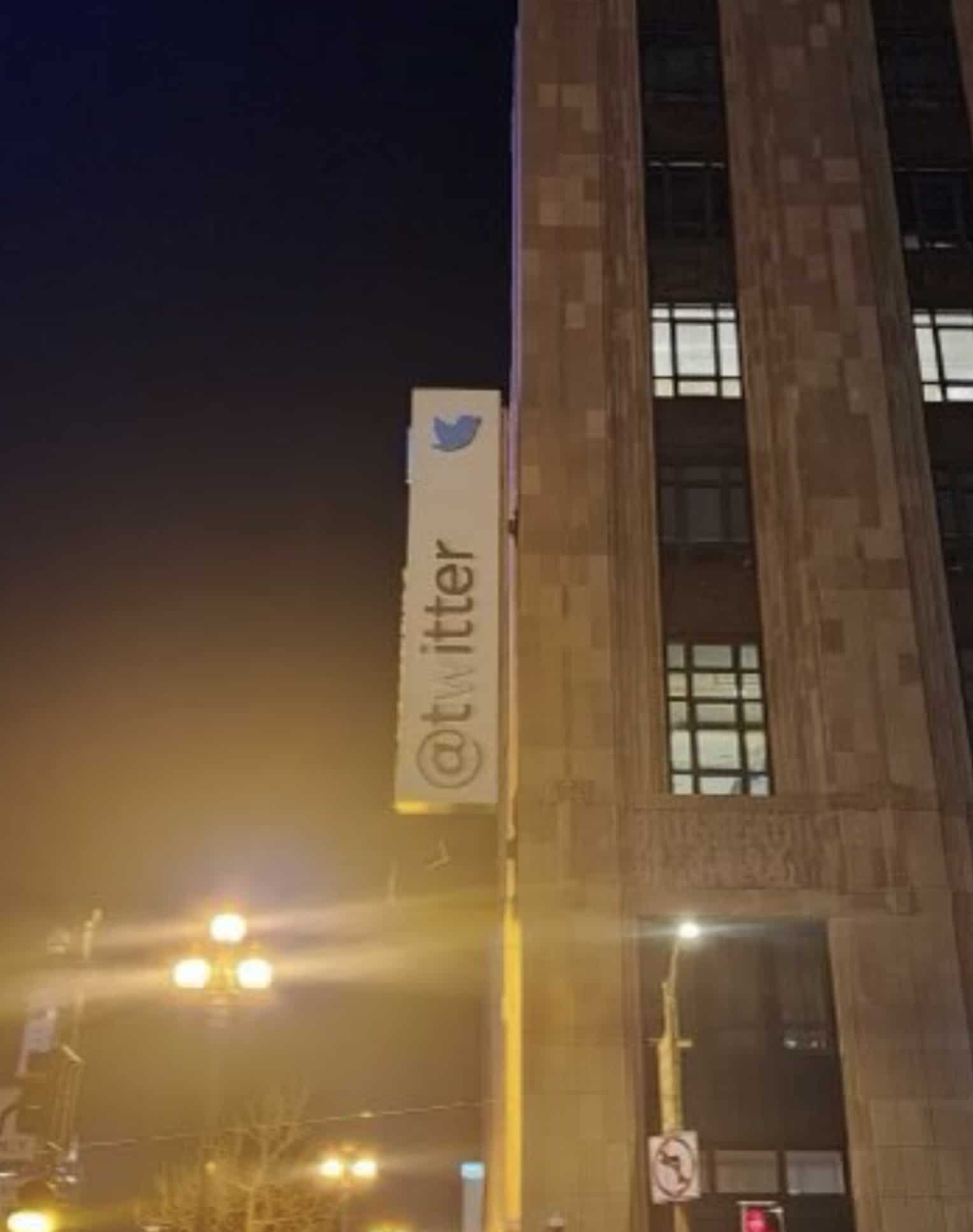 Elon Musk cambia el letrero de Twitter para que se lea Titter (una ...