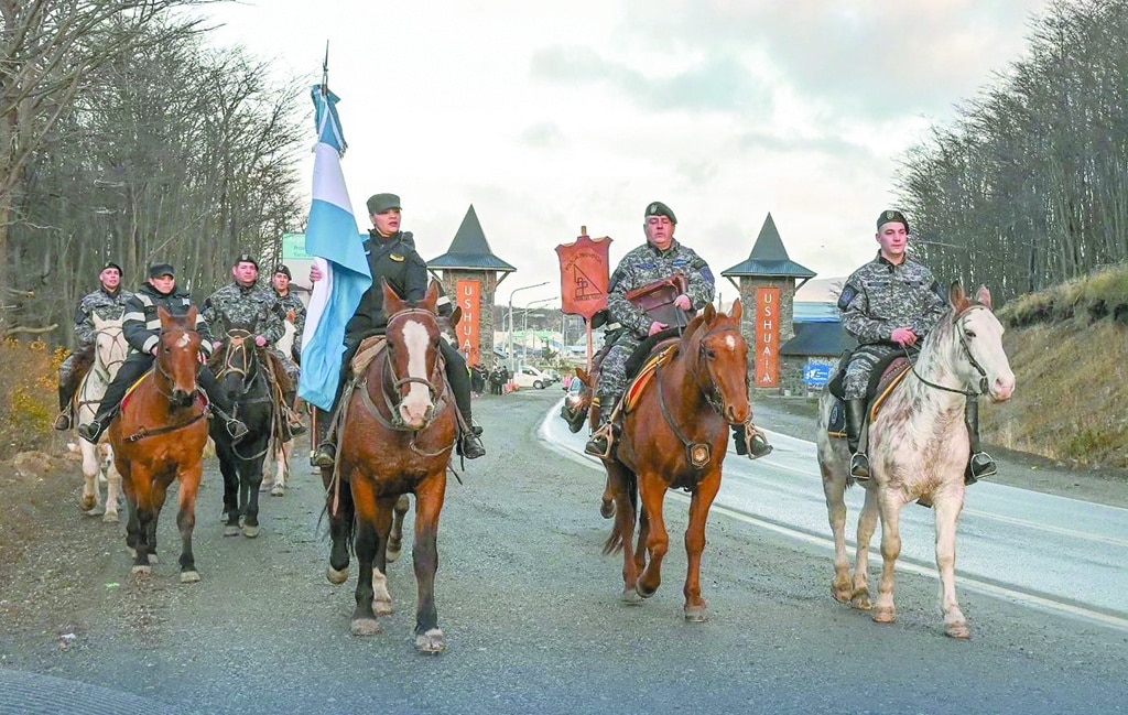 Mujeres Policías Participan Del “correo Histórico A Caballo” Diario