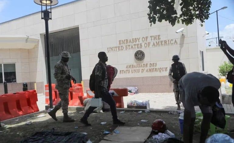La Guerra Entre Bandas Se Extiende En Haití Y Las Embajadas Evacúan A