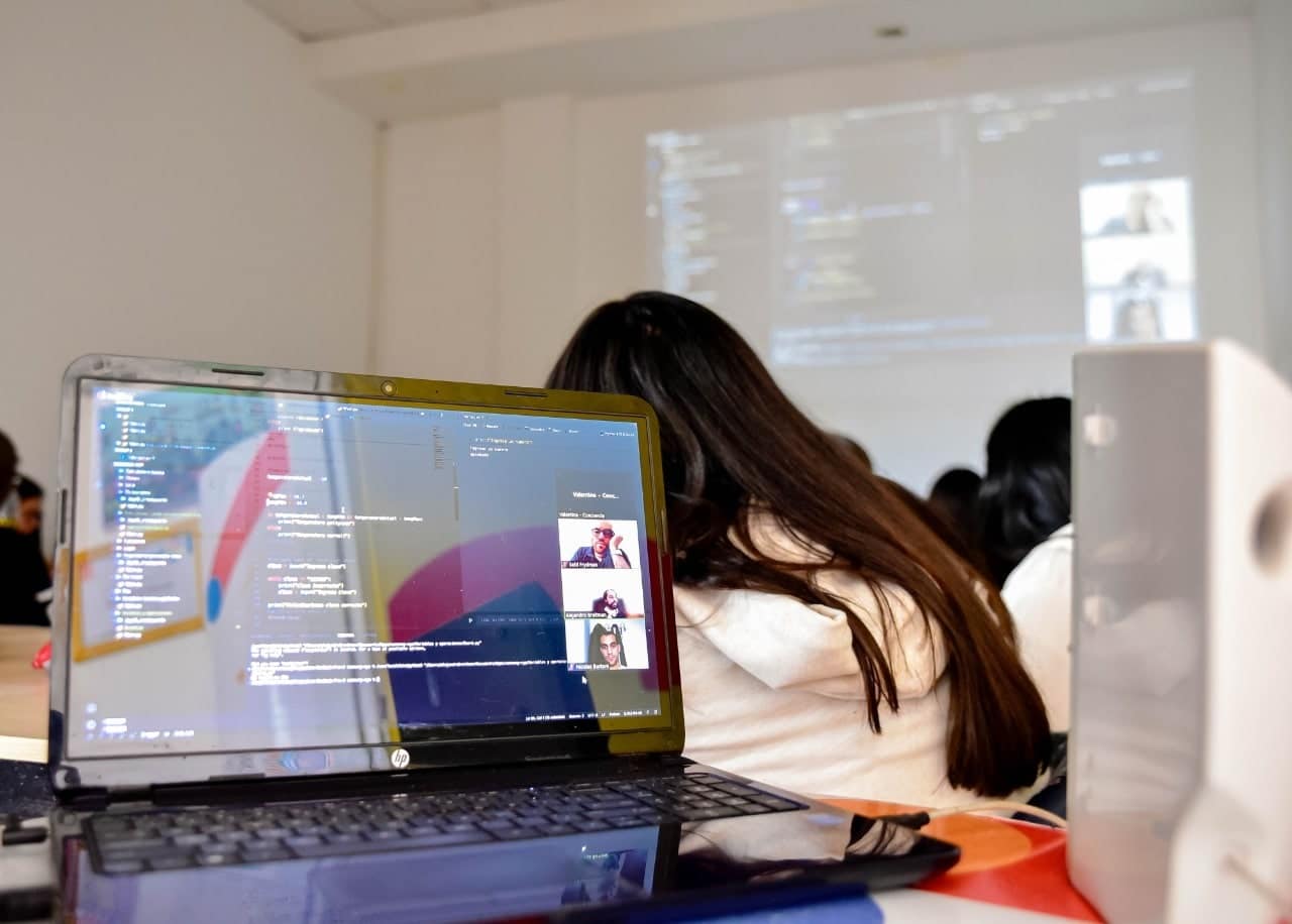 100 jóvenes iniciaron la cursada de Programación Web Full Stack ...